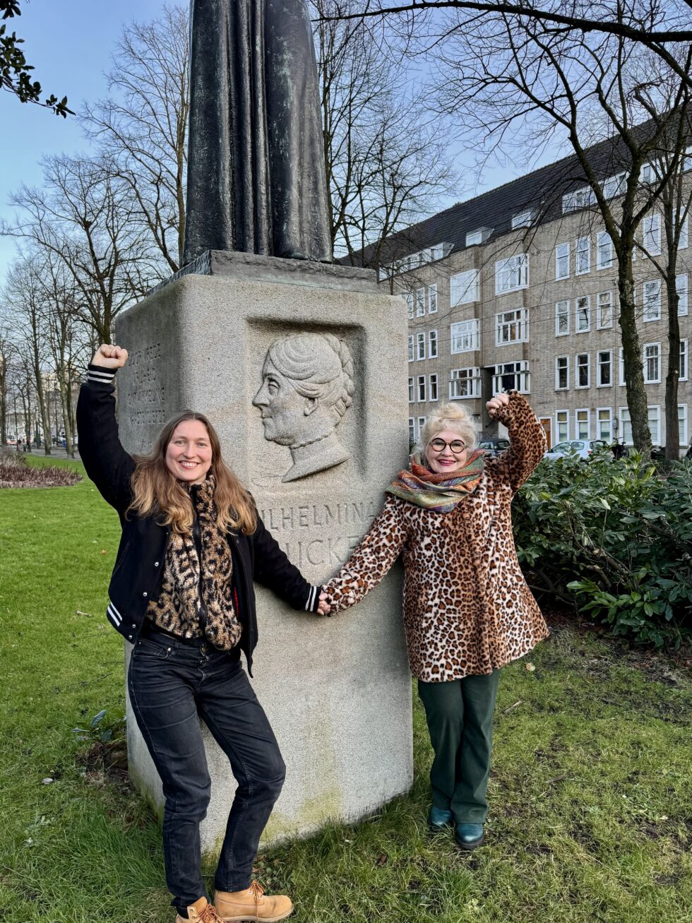 DE DOLLE MINA’S ZIJN TERUG EN VORMEN EEN VUIST VOOR VROUWENGELIJKHEID ...